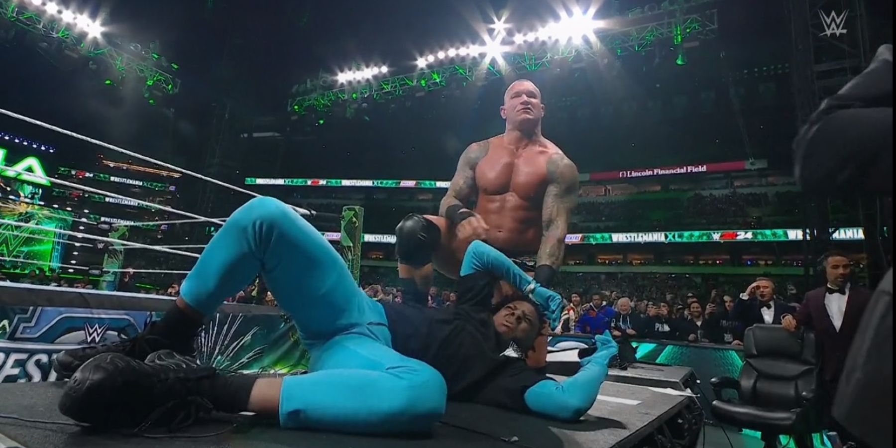 Randy Orton délivre un RKO à IShowSpeed lors de Wrestlemania - Materiel-Gamer